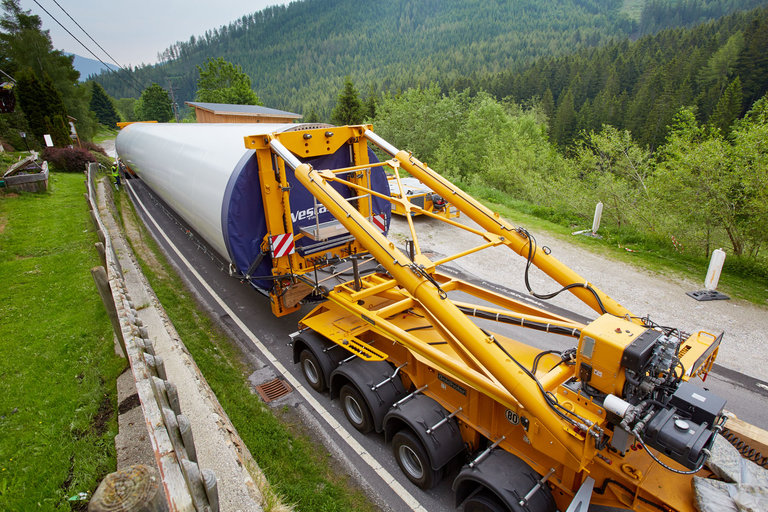 Blade transport devices